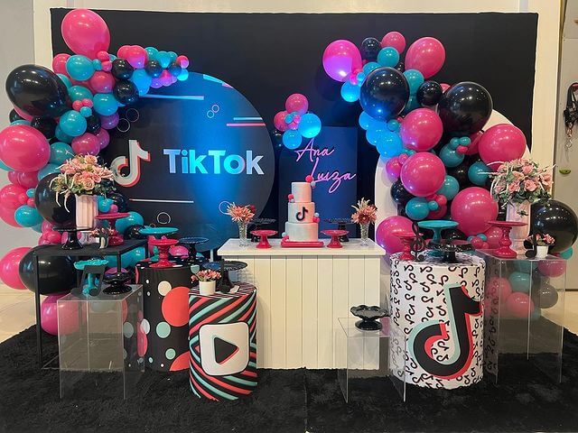 Festa Tik Tok: +30 ideias e tutoriais de decoração - Bolo Guaraná