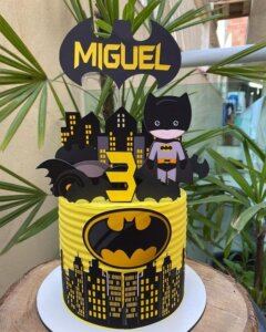 Bolo do Batman: 25 inspirações para completar sua festa - Bolo Guaraná