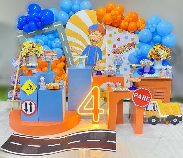 Decoração Festa Blippi: ideias, tutoriais e mais - Bolo Guaraná